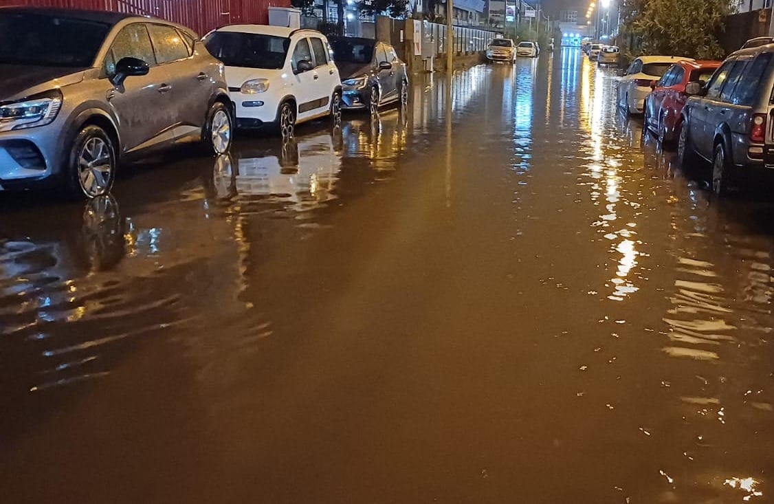 Lineri, l’allerta rossa: strade come fiumi in piena